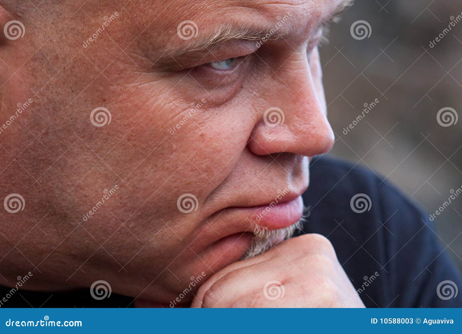 Mens met kaal hoofd. stock afbeelding. Image of ontspannen - 10588003