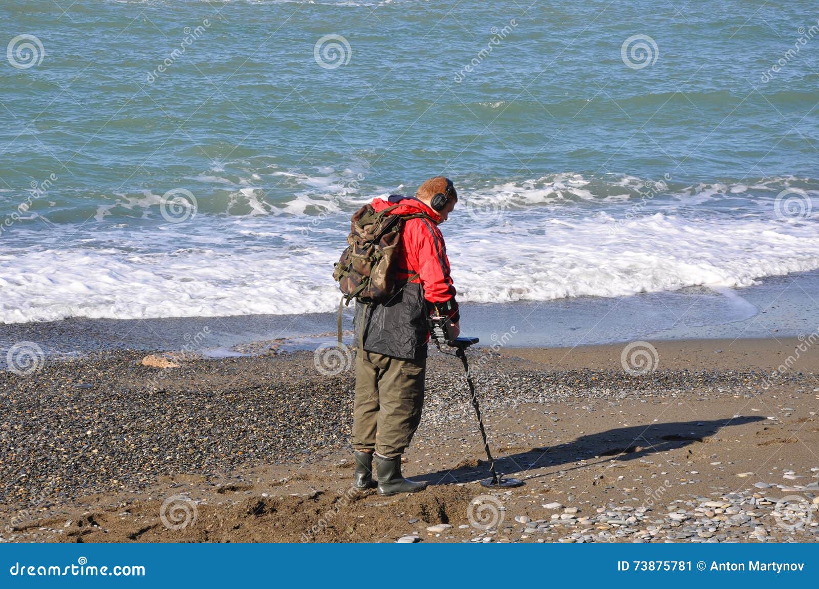 Mens Met Metaaldetector Op Het Strand Redactionele Foto - Image of mens ...