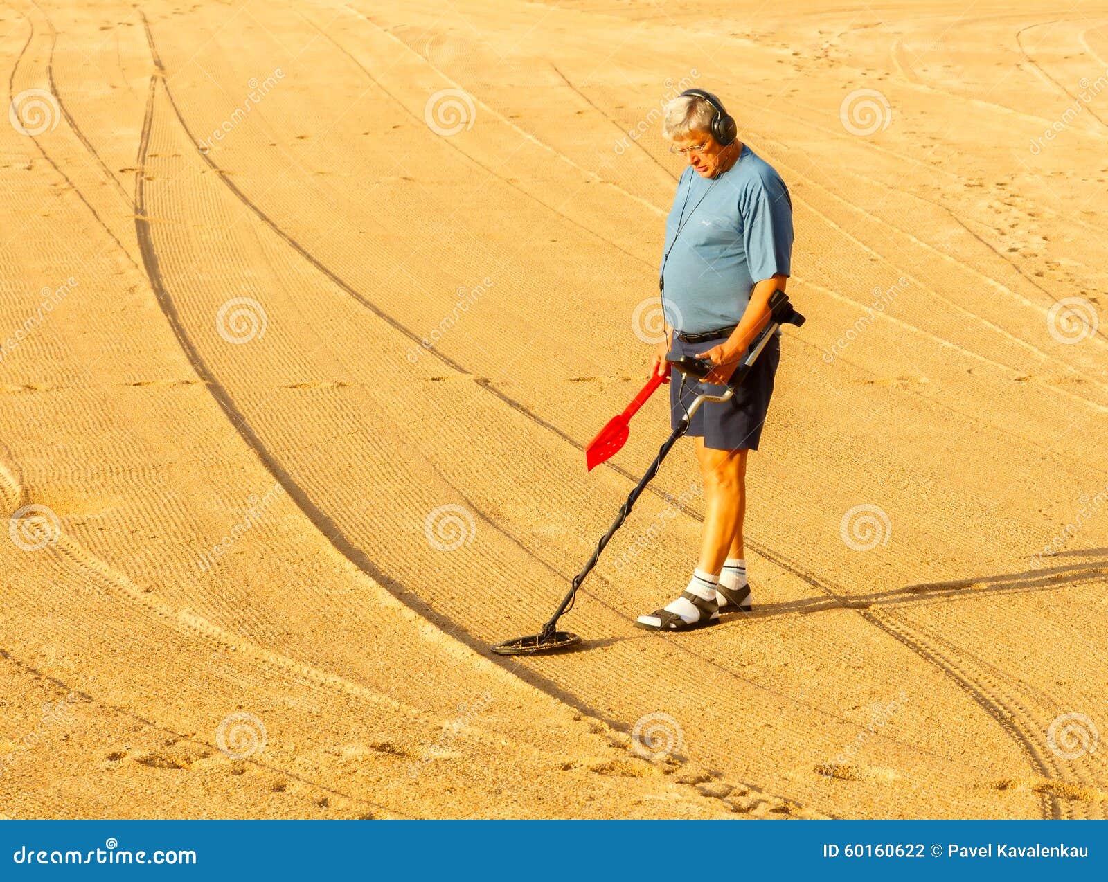 Mens Met Metaaldetector Op Het Strand Van Tossa DE Redactionele ...