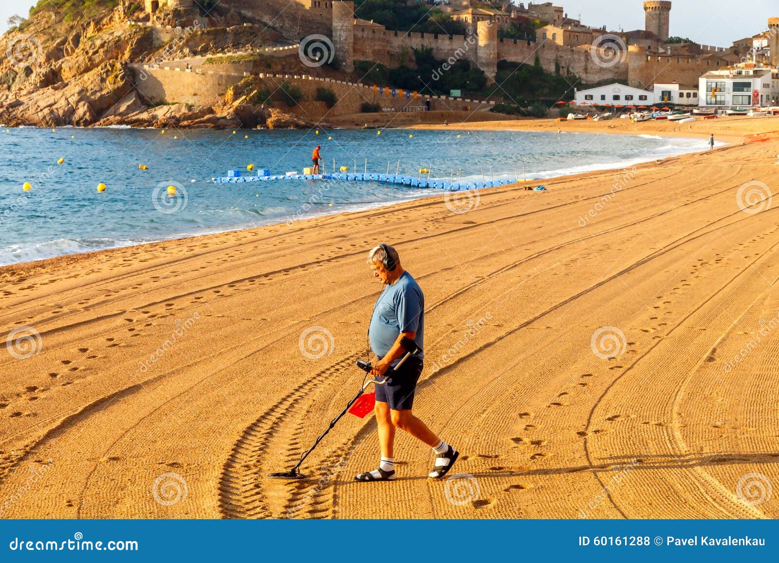 Mens Met Metaaldetector Op Het Strand Van Tossa DE Redactionele Stock ...