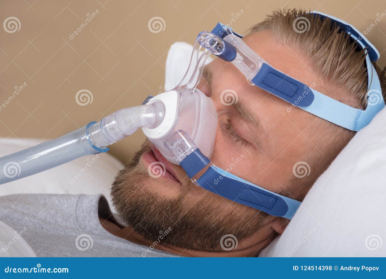 Mens Met Slaapapnea En CPAP-machine Stock Foto - Image of medisch ...