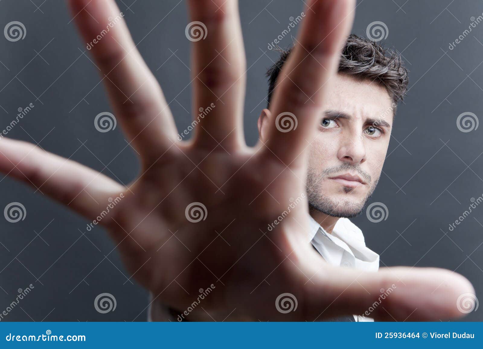 Mens met uitgespreide hand stock foto. Image of achtergrond - 25936464