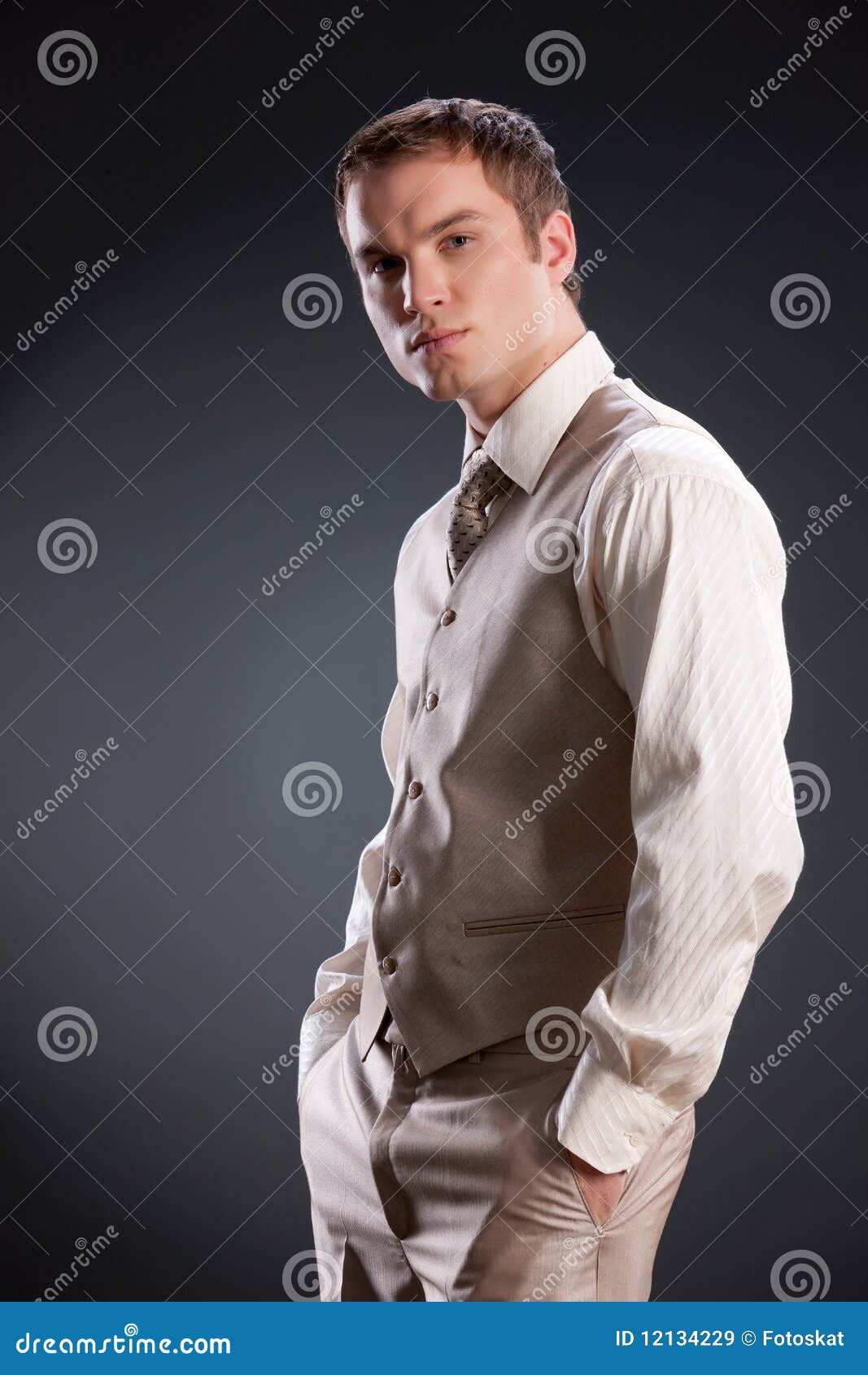 Mens in Modieus Kostuum stock afbeelding. Image of mannetje - 12134229