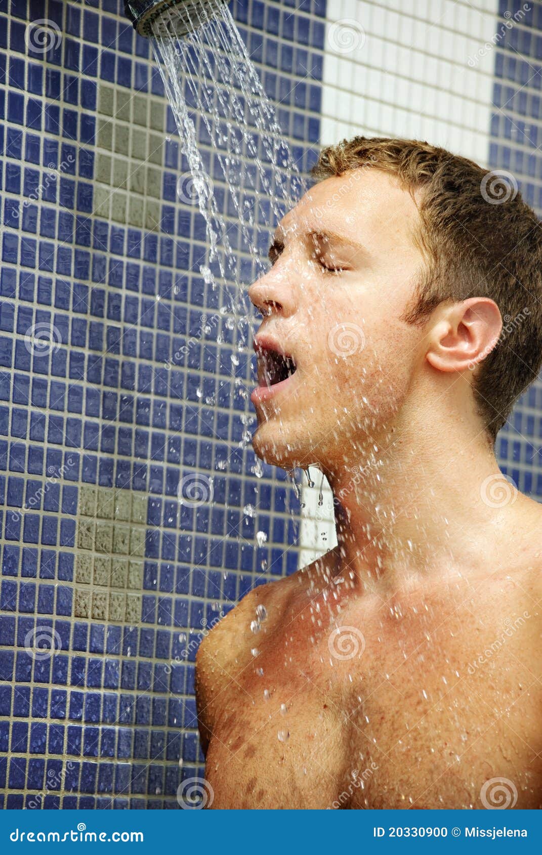Mens Onder De Douche Stock Foto Image Of Aantrekkelijk 20330900