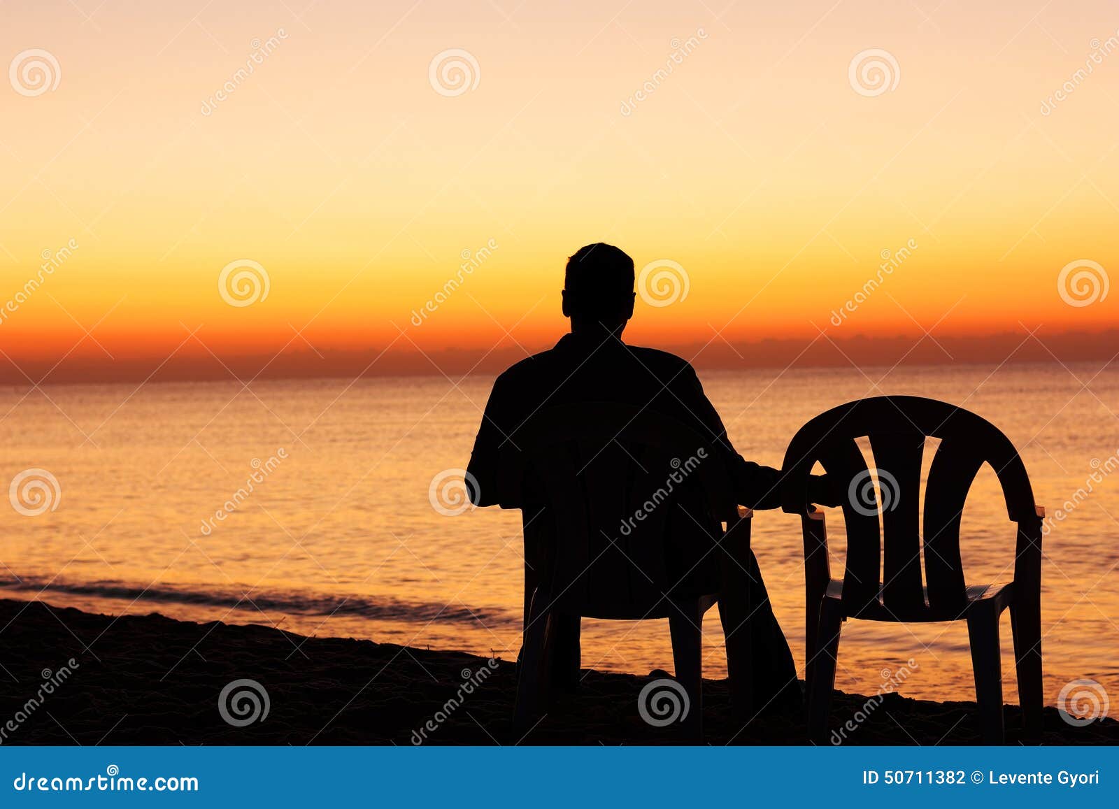Mens op alleen stoel stock foto. Image of eenzaamheid - 50711382