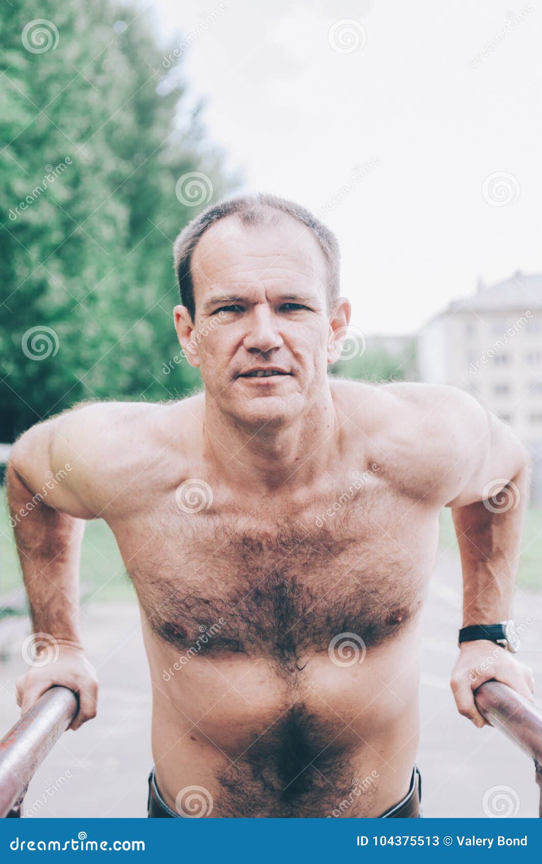 Mens op Bars stock afbeelding. Image of openlucht, gezondheid - 104375513