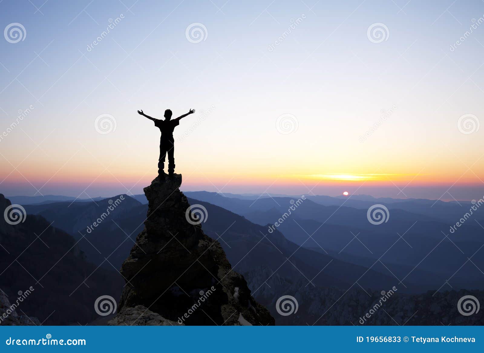 Mens Op De Bovenkant Van De Rots Stock Afbeelding - Image of vrij ...