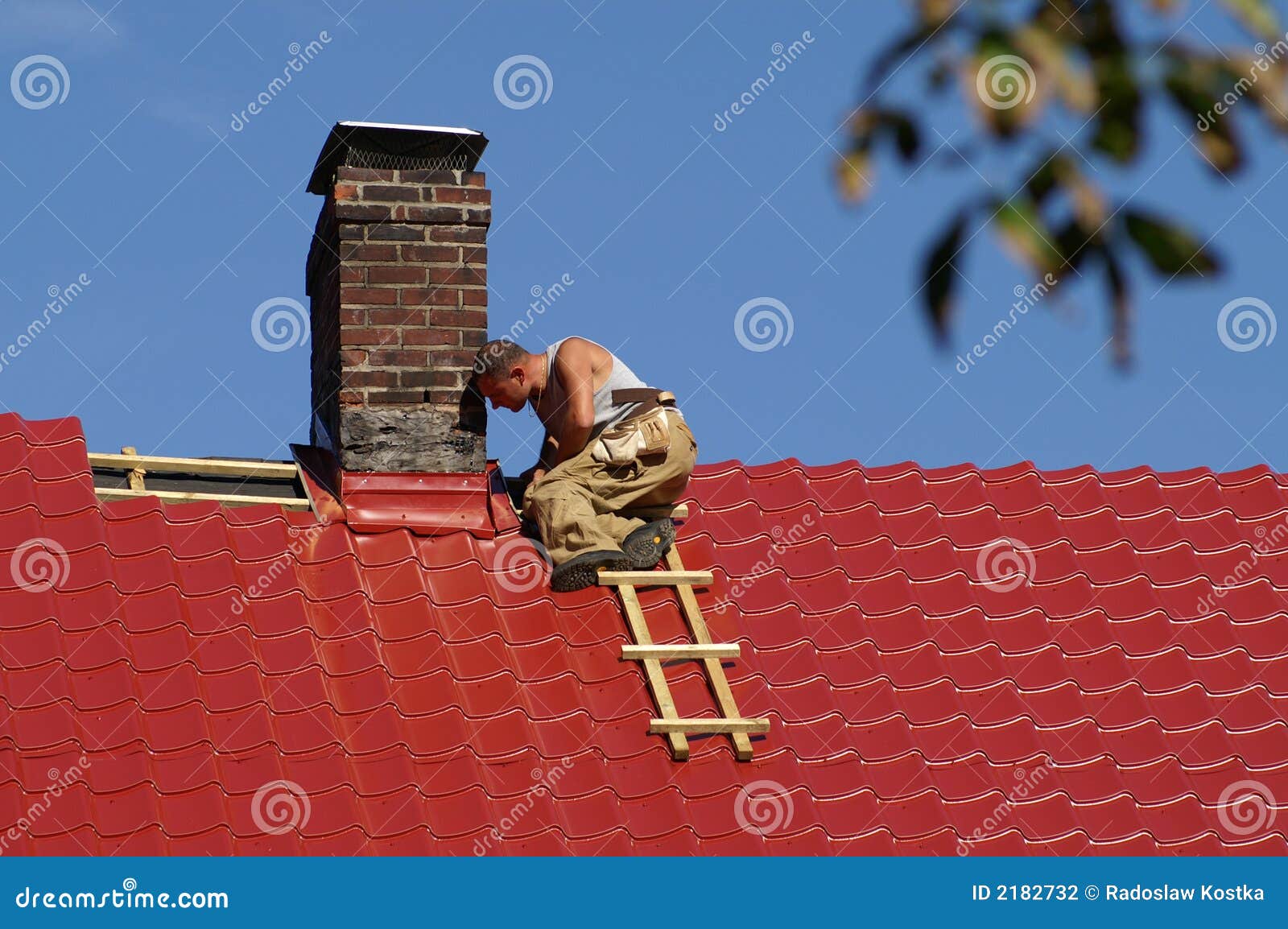 Mens op het dak stock foto. Image of verbetering, mens - 2182732
