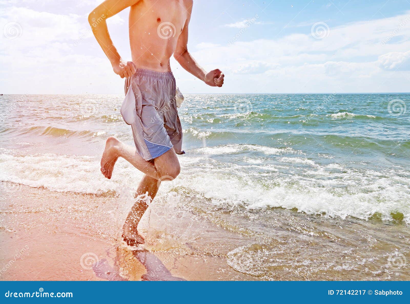 Mens Op Het Strand in Werking Dat Wordt Gesteld Dat Stock Afbeelding ...