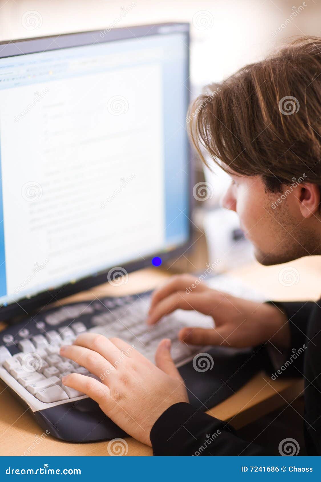 Mens Voor Het Computerscherm Stock Foto - Image of kaukasisch, denken ...