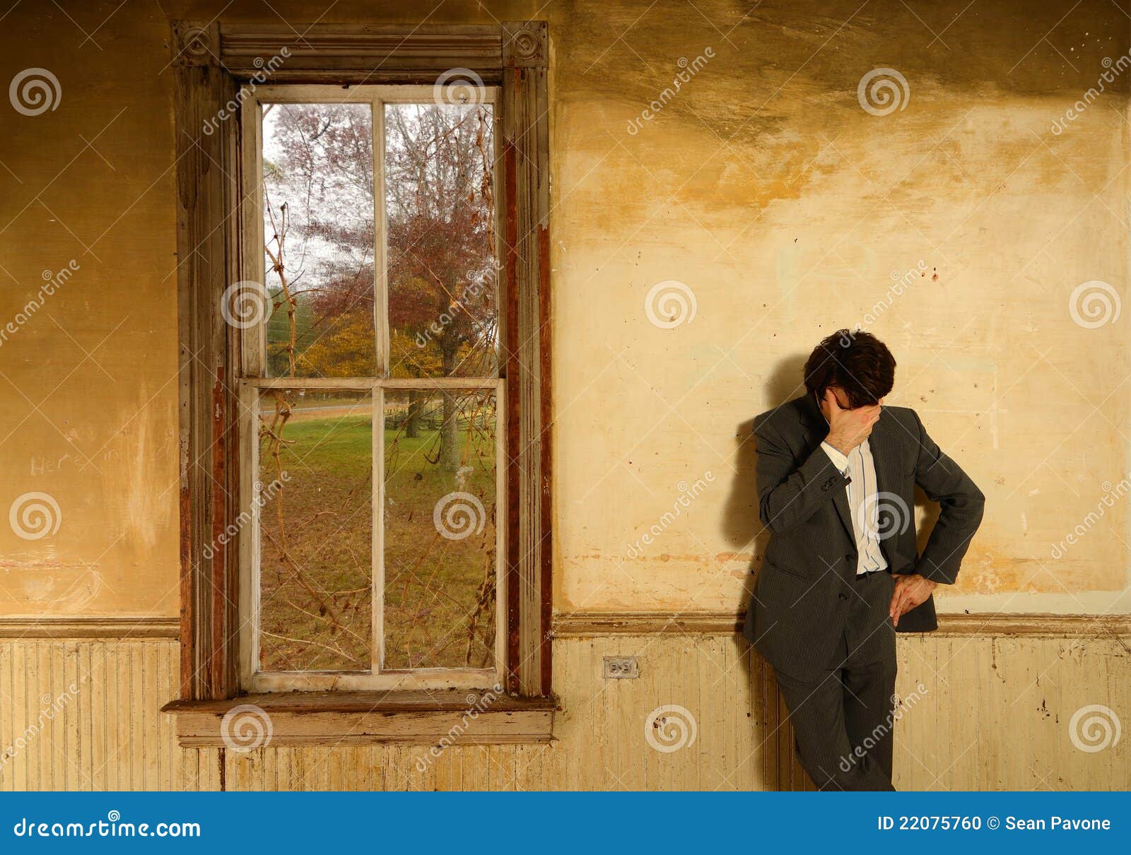 Mens in Wanhoop stock foto. Image of versleten, spanning - 22075760