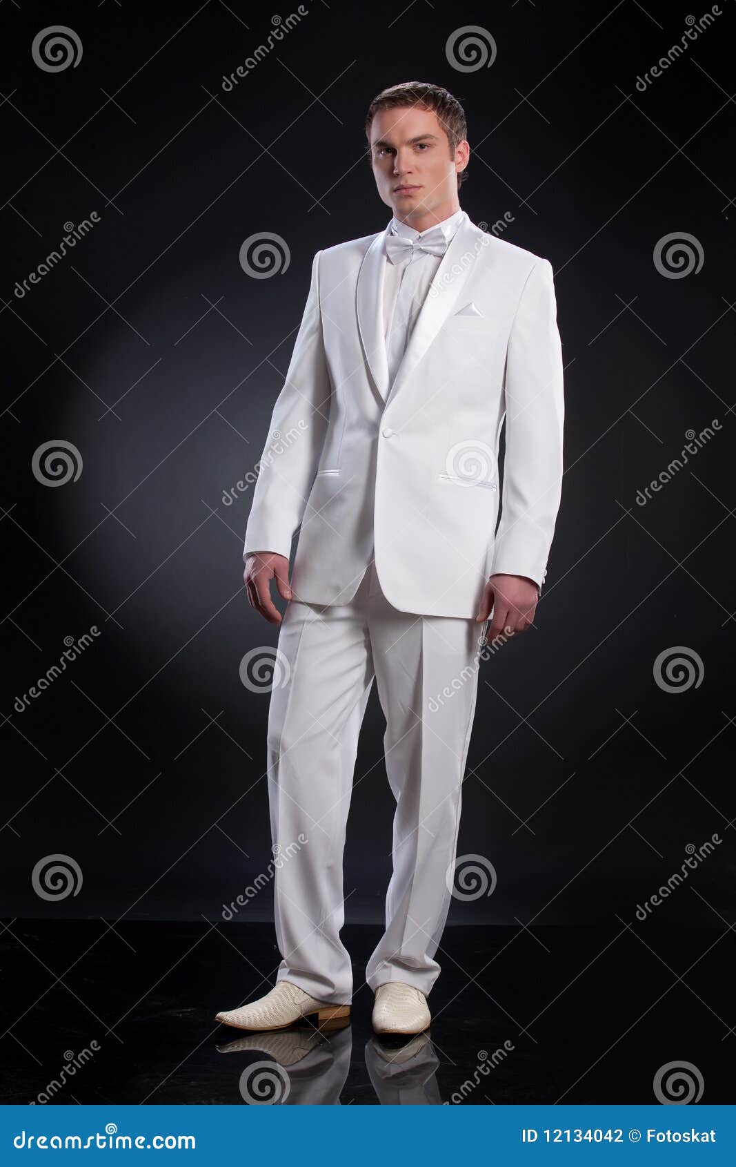 Mens in Witte Smoking stock foto. Image of zwart, knap - 12134042