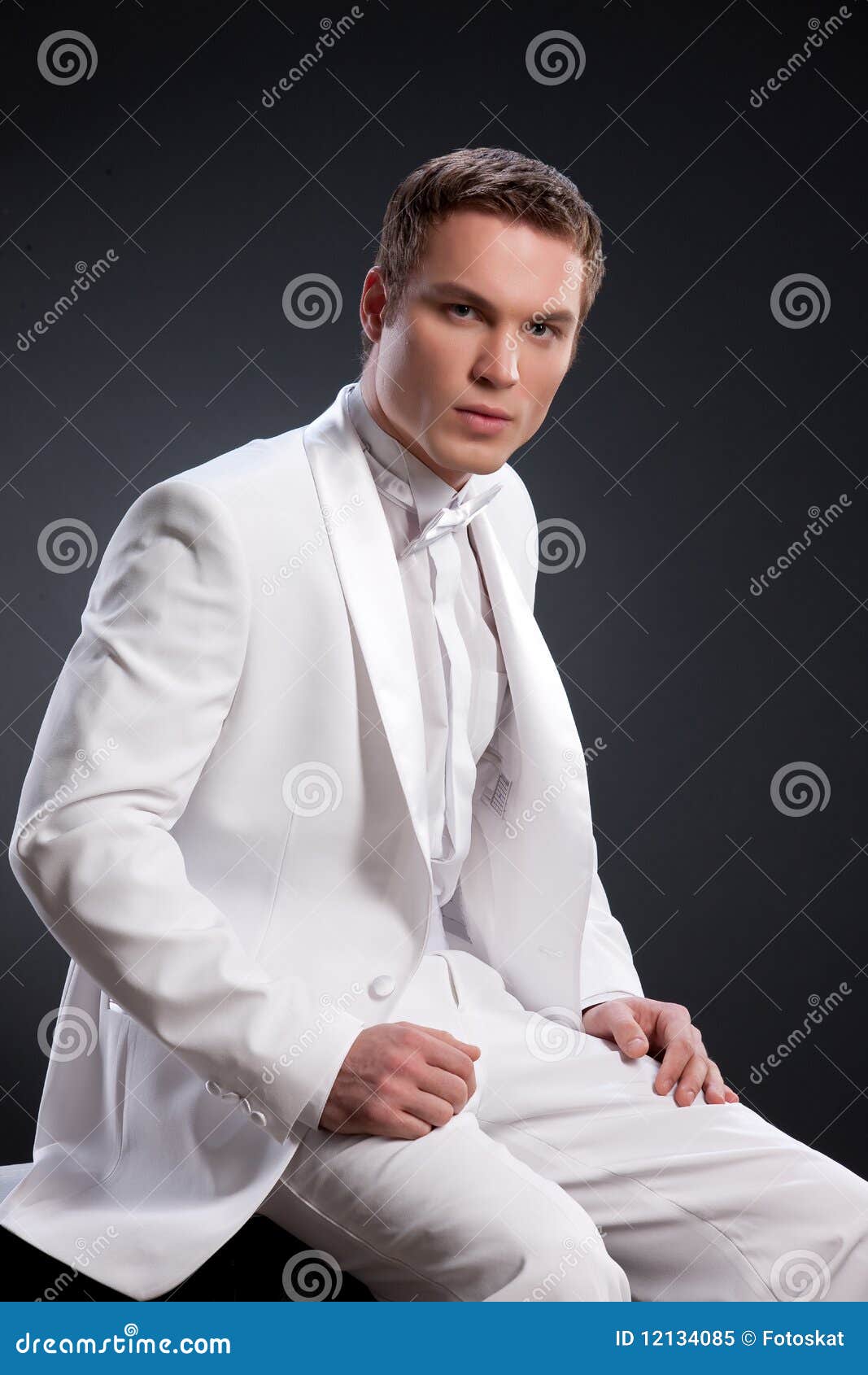 Mens in Witte Smoking stock afbeelding. Image of broeken - 12134085