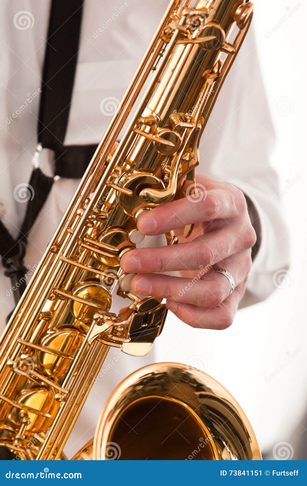 Menschliche Hand, Die Das Saxophon Spielt Stockbild - Bild von mode ...