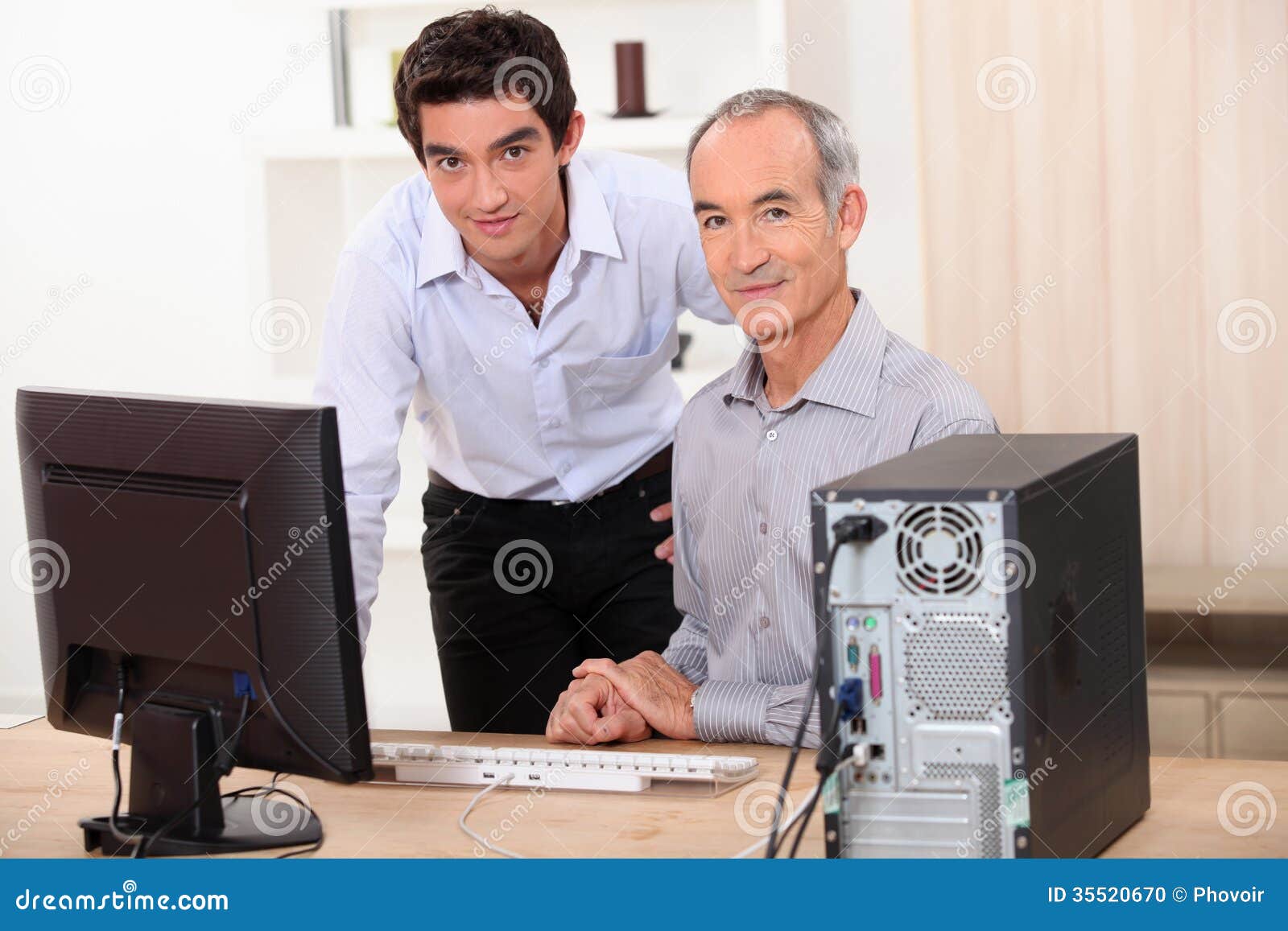 Mensen achter een computer stock foto. Image of grootvader - 35520670