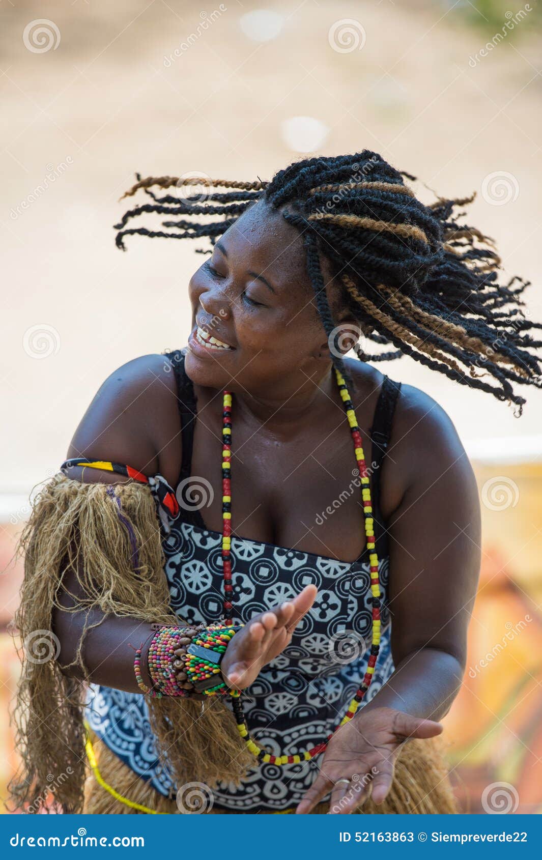 Mensen in ANGOLA, LUANDA redactionele stock foto. Image of kleurrijk ...