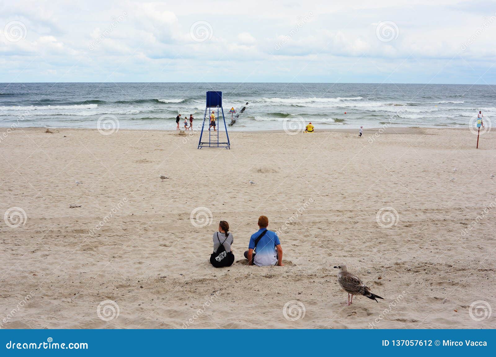 Mensen bij een strand redactionele fotografie. Image of kust - 137057612