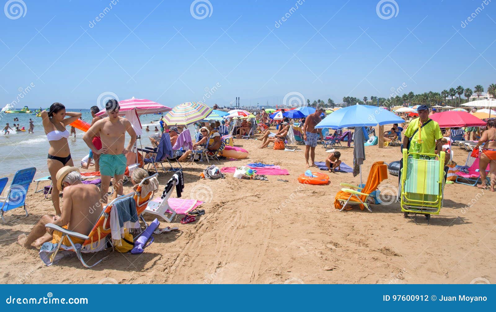 Mensen Bij Llevant-Strand, in Salou, Spanje Redactionele Fotografie ...