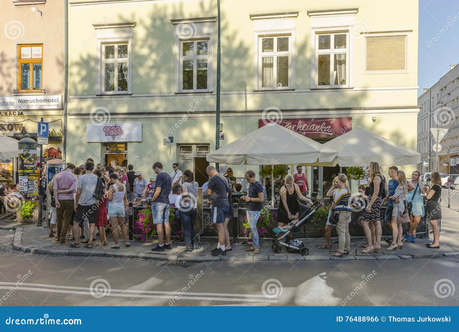 Mensen in de rij redactionele foto. Image of seizoengebonden - 76488966