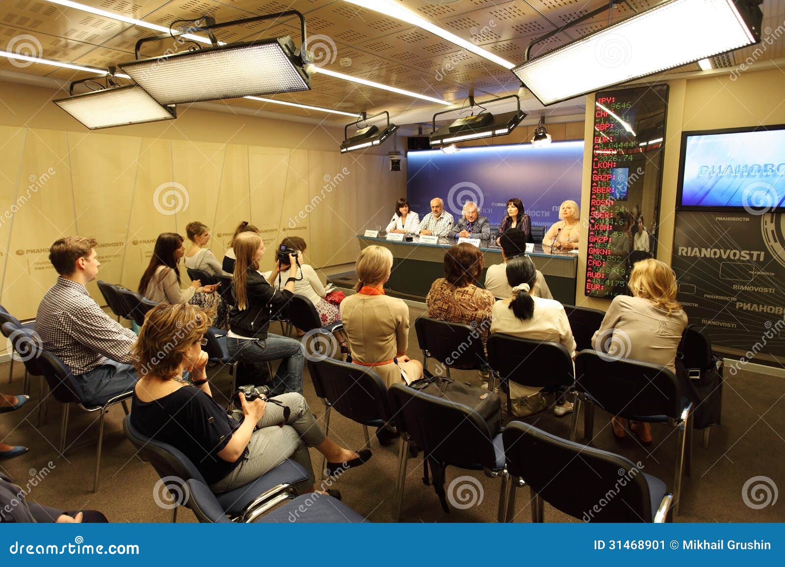 Mensen Die Aan Vergadering Deelnemen Redactionele Foto - Image of ...