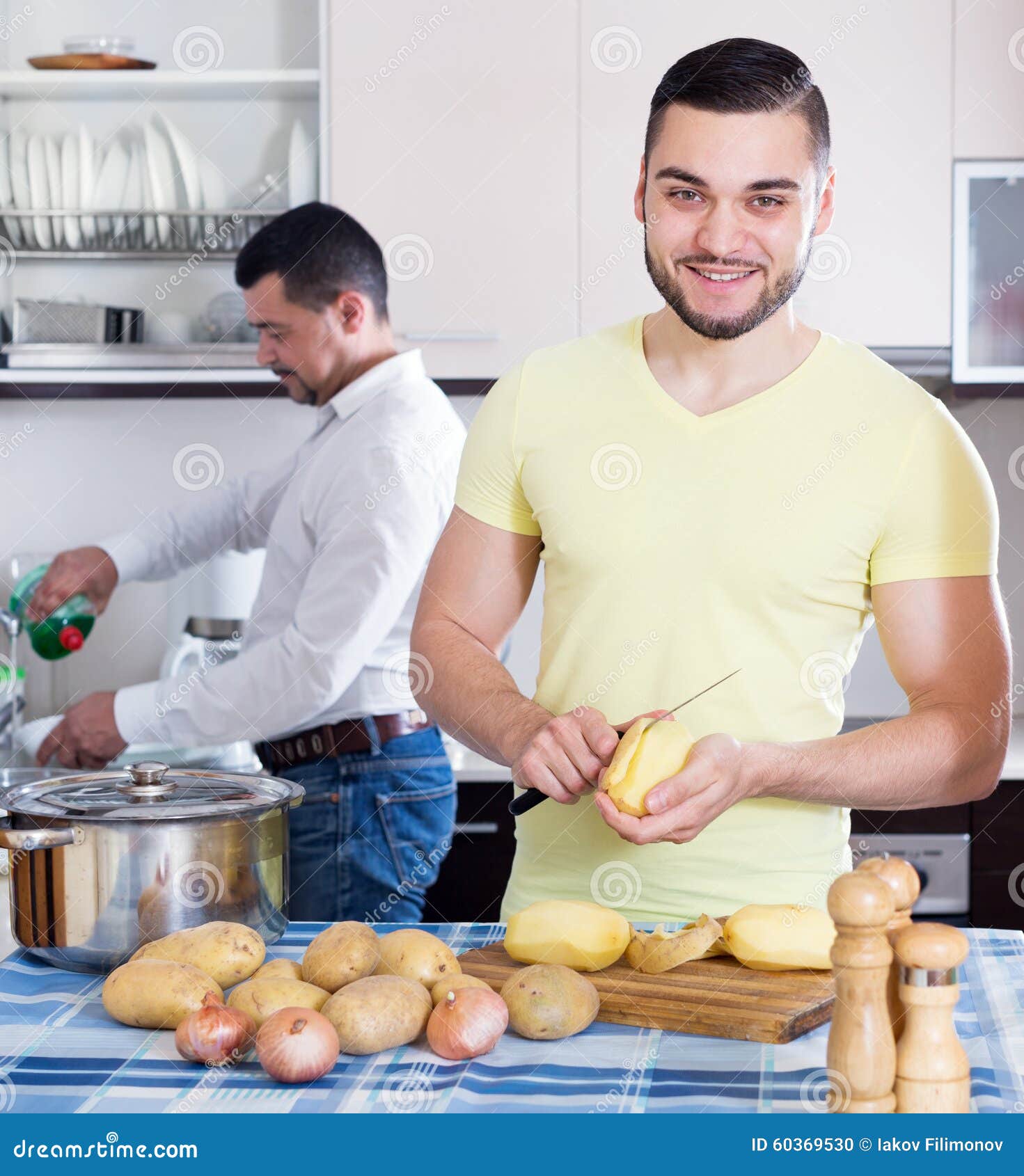 Mensen Die Aardappelsoep Koken Stock Foto - Image of familie, midden ...