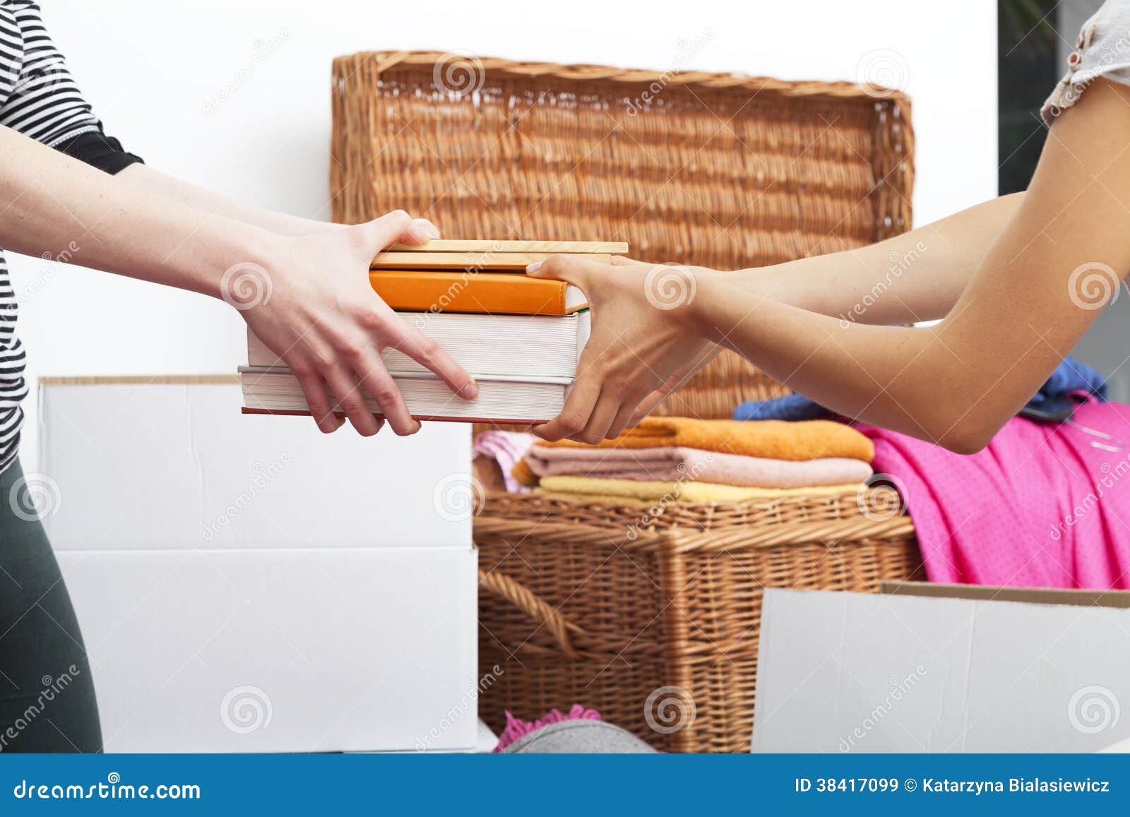 Mensen die boeken inpakken stock afbeelding. Image of houder - 38417099