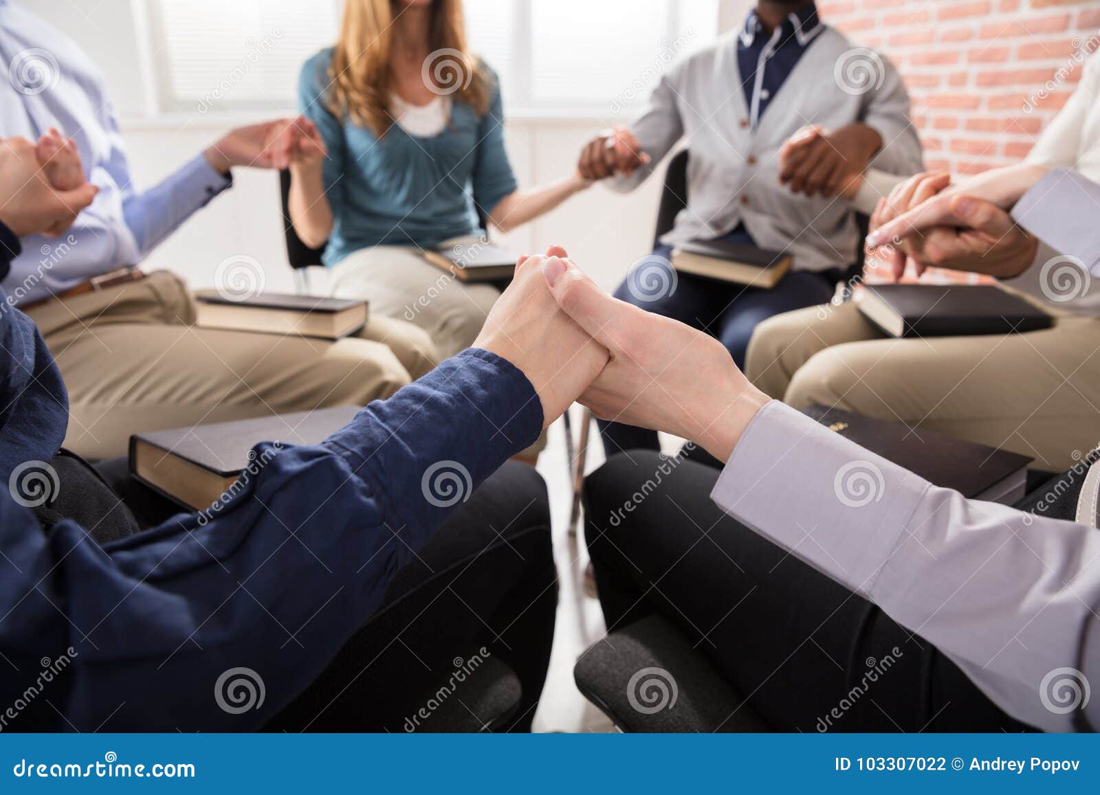 Mensen Die Elke Anderen Houden Hand Die Samen Bidden Stock Foto - Image ...