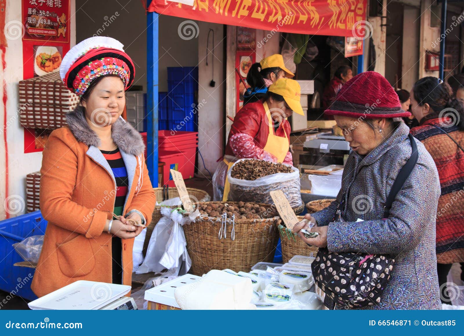 Mensen Die En Een Traditionele Markt in Het Centrum Van Kunming ...