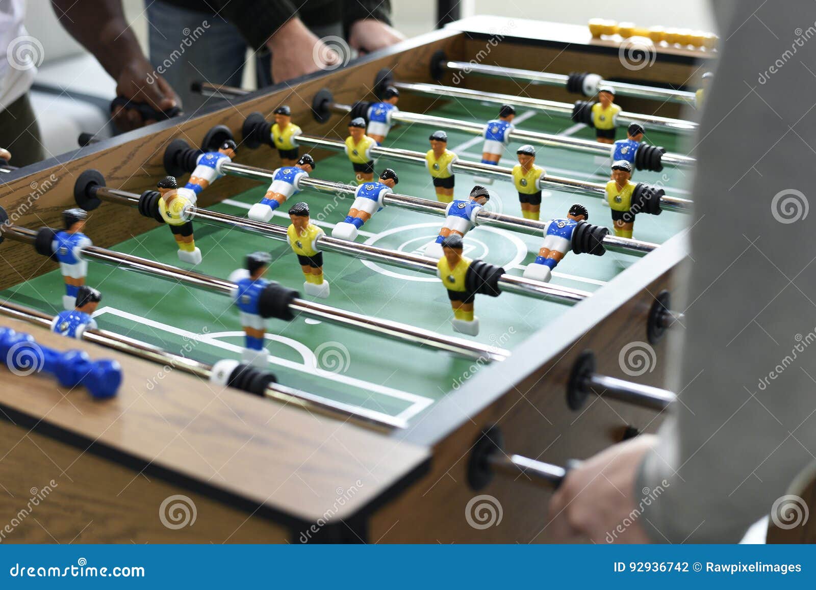 Mensen Die Genietend Van Het Het Voetbalspel Van De Voetballijst Van De ... Mensen Die Genietend Van Het Het Voetbalspel Van De Voetballijst Van De ...