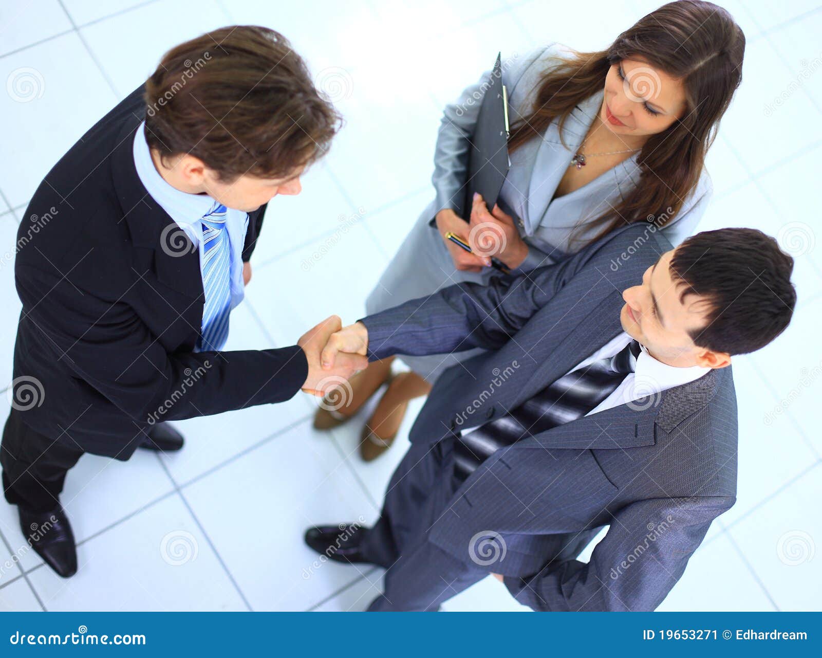 Mensen die handen schudden stock afbeelding. Image of gelukkig - 19653271