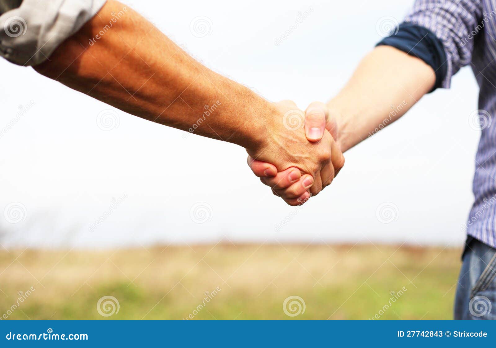 Mensen die handen schudden stock afbeelding. Image of gelukwensen ...