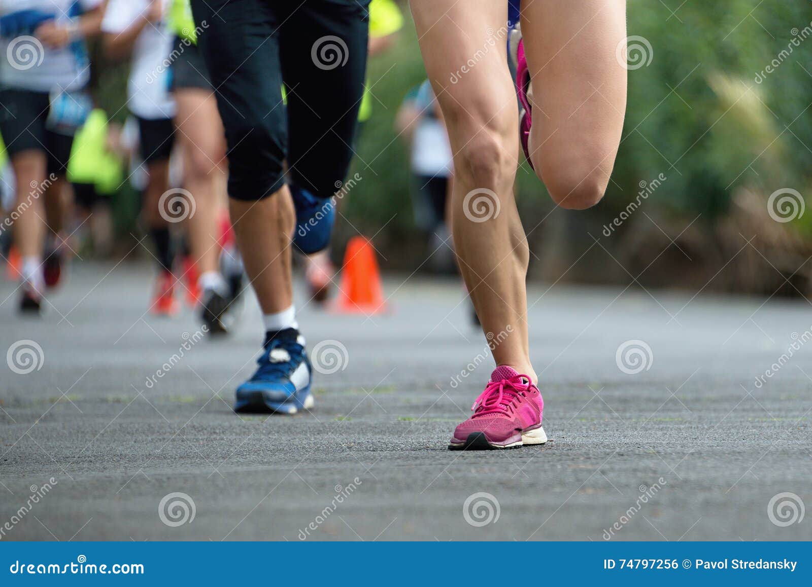 Mensen Die in Het Park Lopen Stock Foto - Image of openlucht, gezond ...
