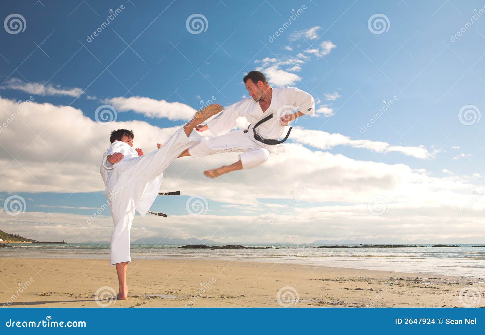 Mensen Die Karate Uitoefenen Stock Foto - Image of nave, kust: 2647924