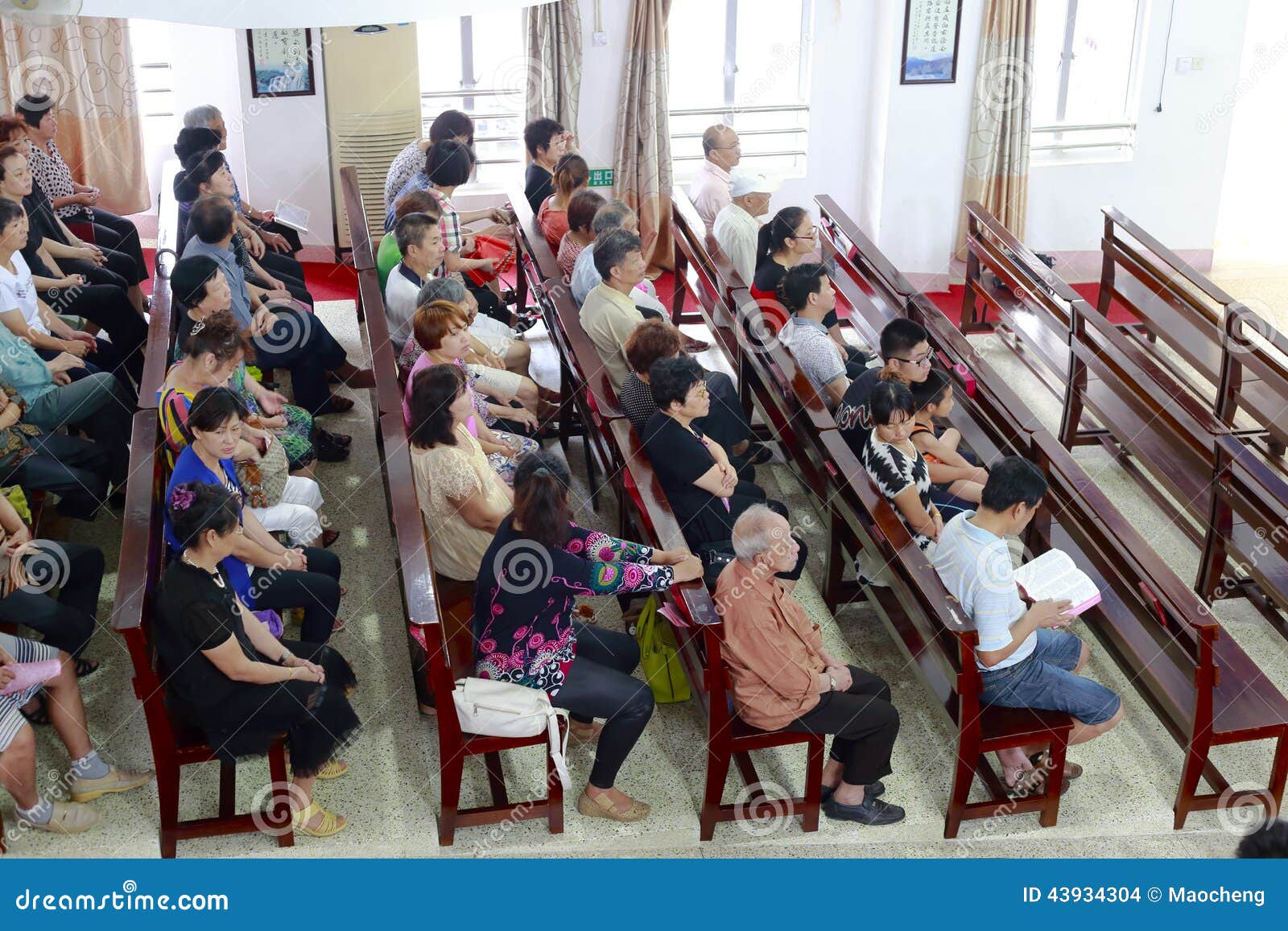 Mensen die in kerk bidden redactionele stock afbeelding. Image of ...