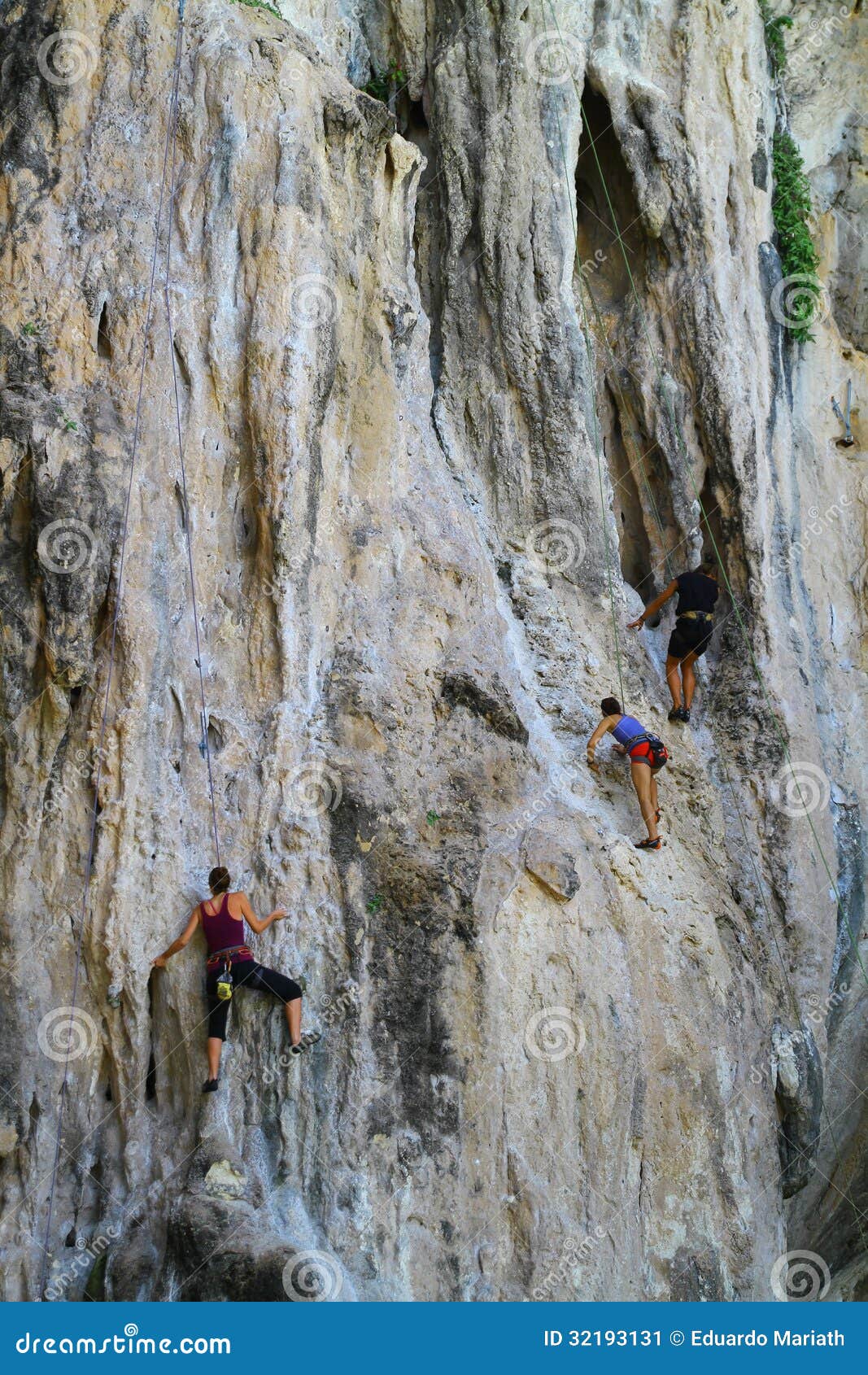 Mensen Die Op Een Grote Rots Beklimmen - Thailand Redactionele Foto ...