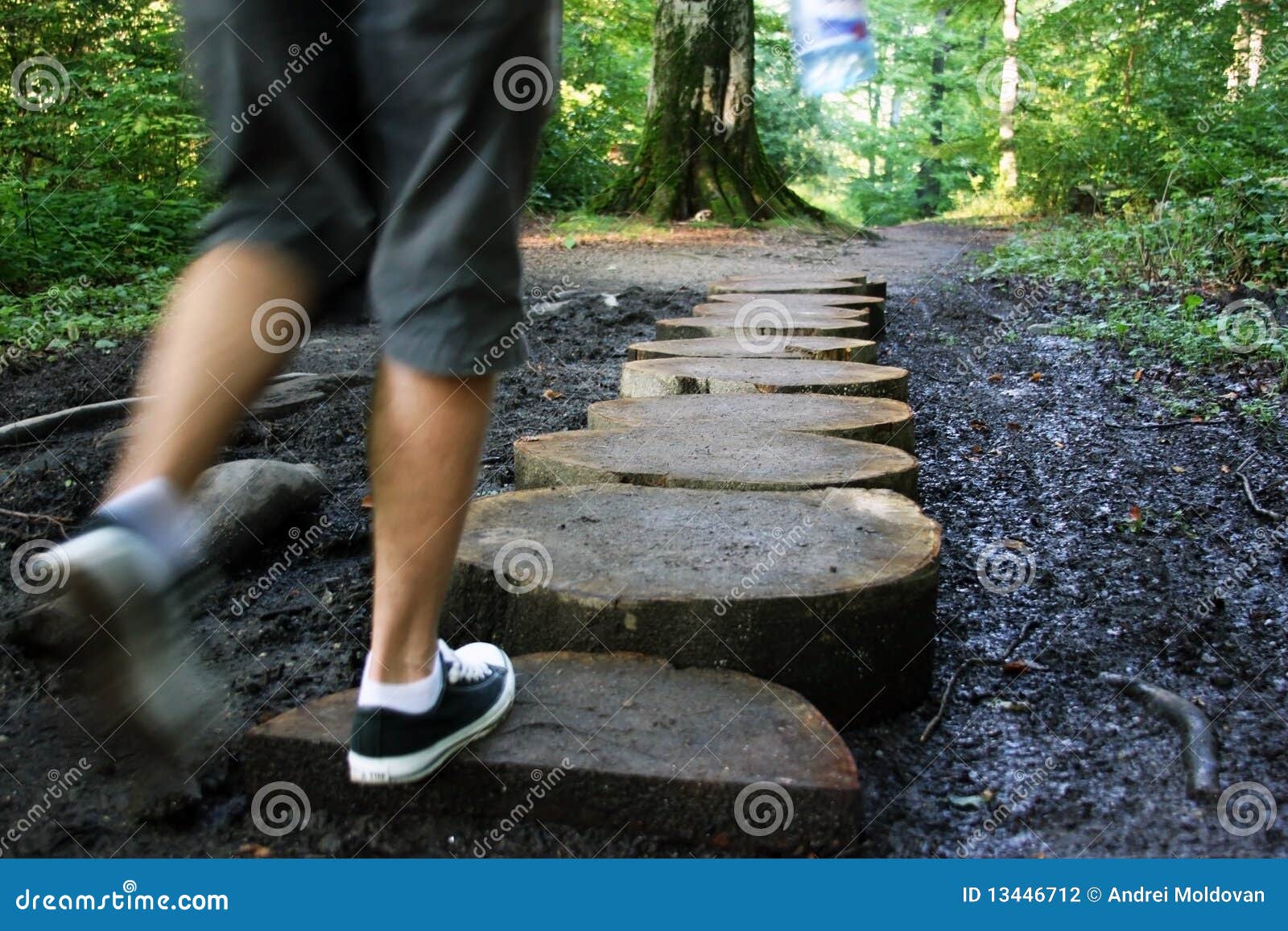 Mensen Die Op Een Weg Lopen Stock Foto - Image of voet, naughty: 13446712