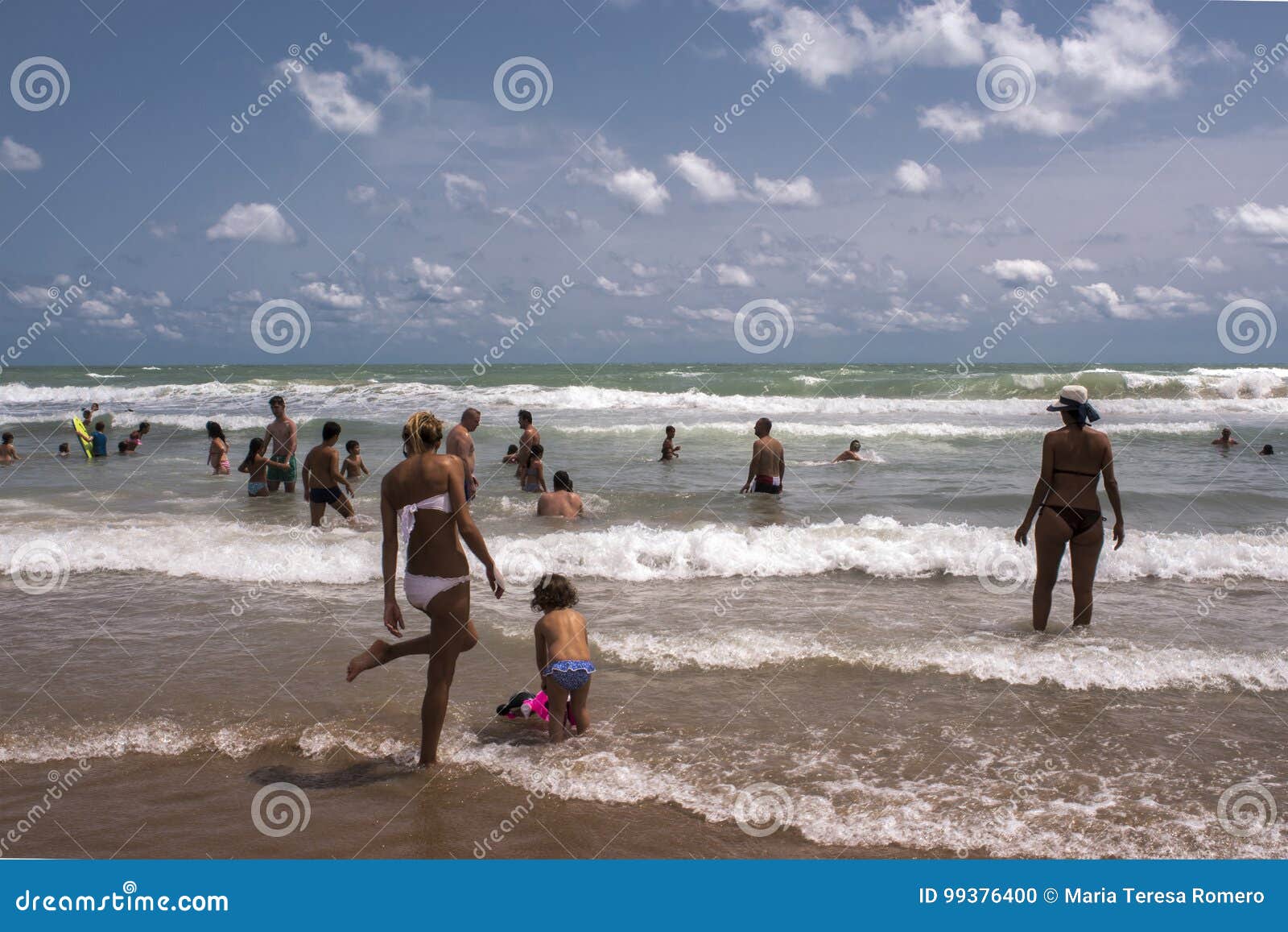 Mensen Die Op Het Strand Baden Redactionele Afbeelding - Image of ...