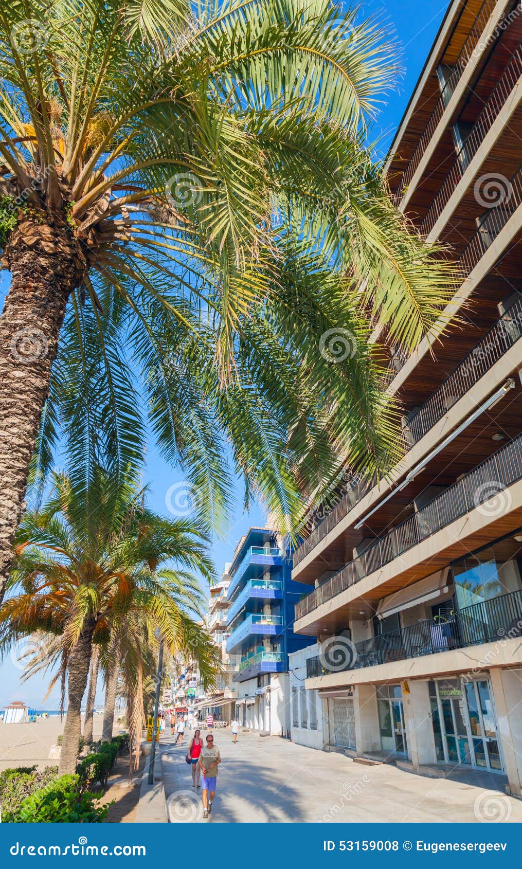 Mensen Die Op Kuststraat Van Calafell Stad, Spanje Lopen Redactionele ...