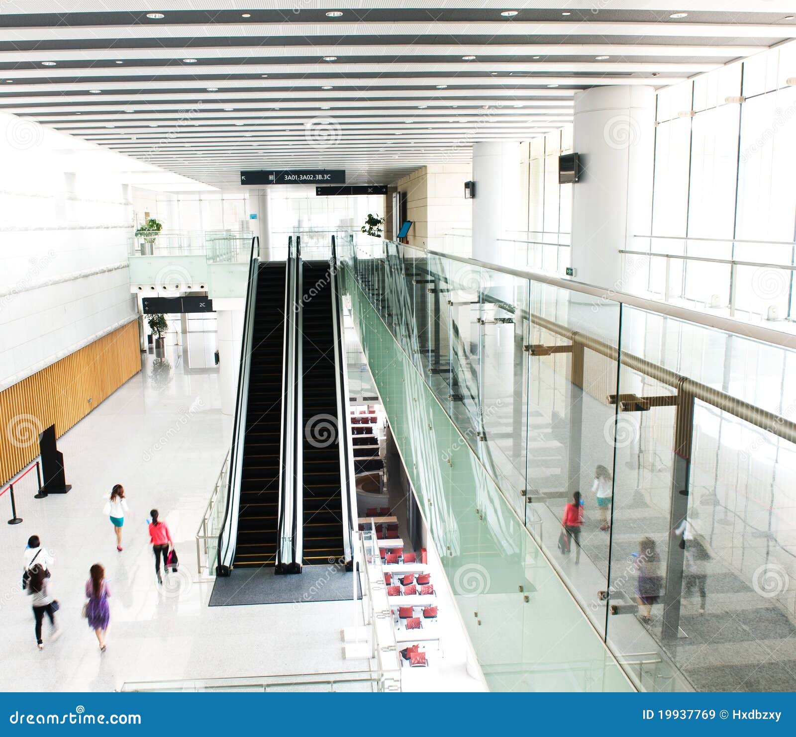 Mensen Die Op Roltrap Meeslepen Stock Afbeelding - Image of wijfje ...