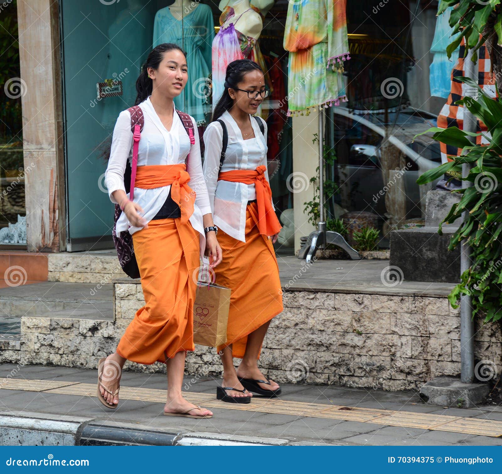 Mensen Die Op Straat in Bali, Indonesië Lopen Redactionele Afbeelding ...