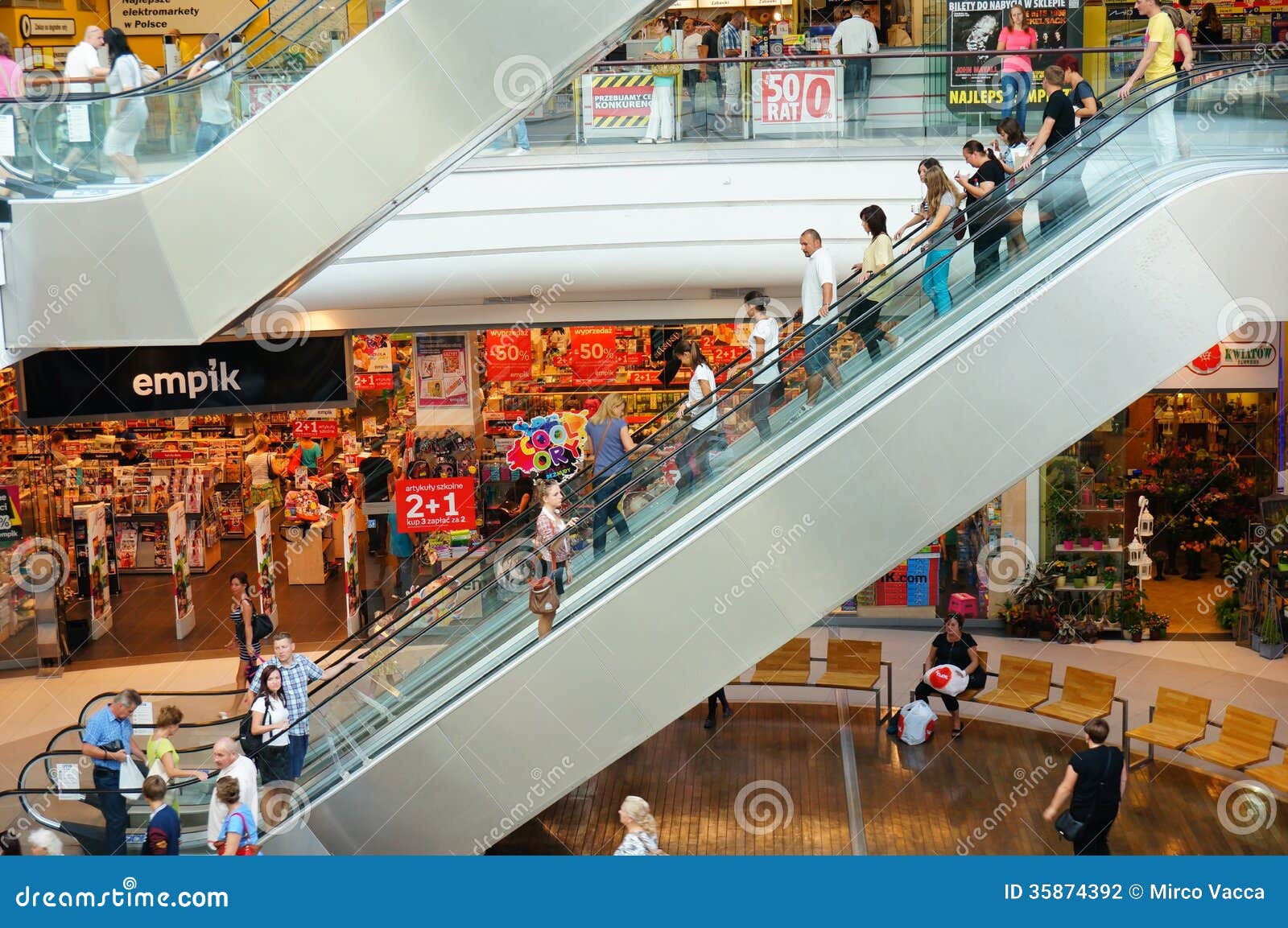 Mensen Die Roltrap Gebruiken Redactionele Fotografie - Image of zaken ...