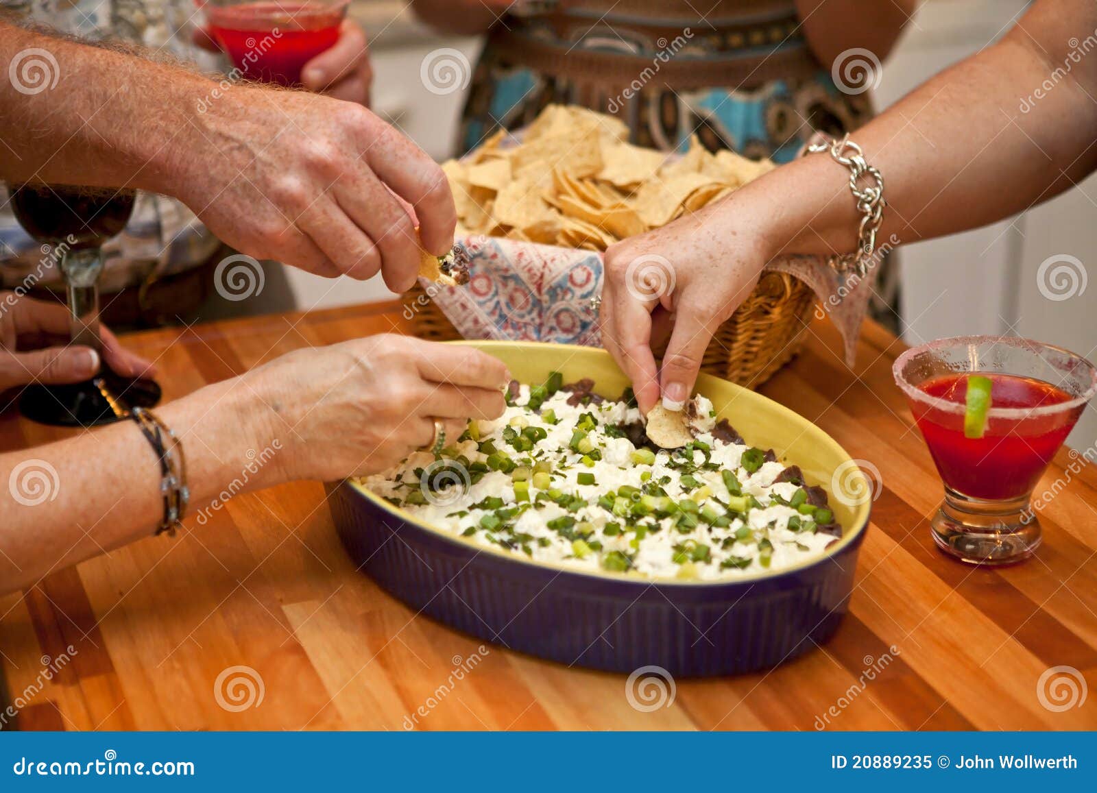 Mensen Die Spaanders Onderdompelen Stock Afbeelding - Image of handen ...