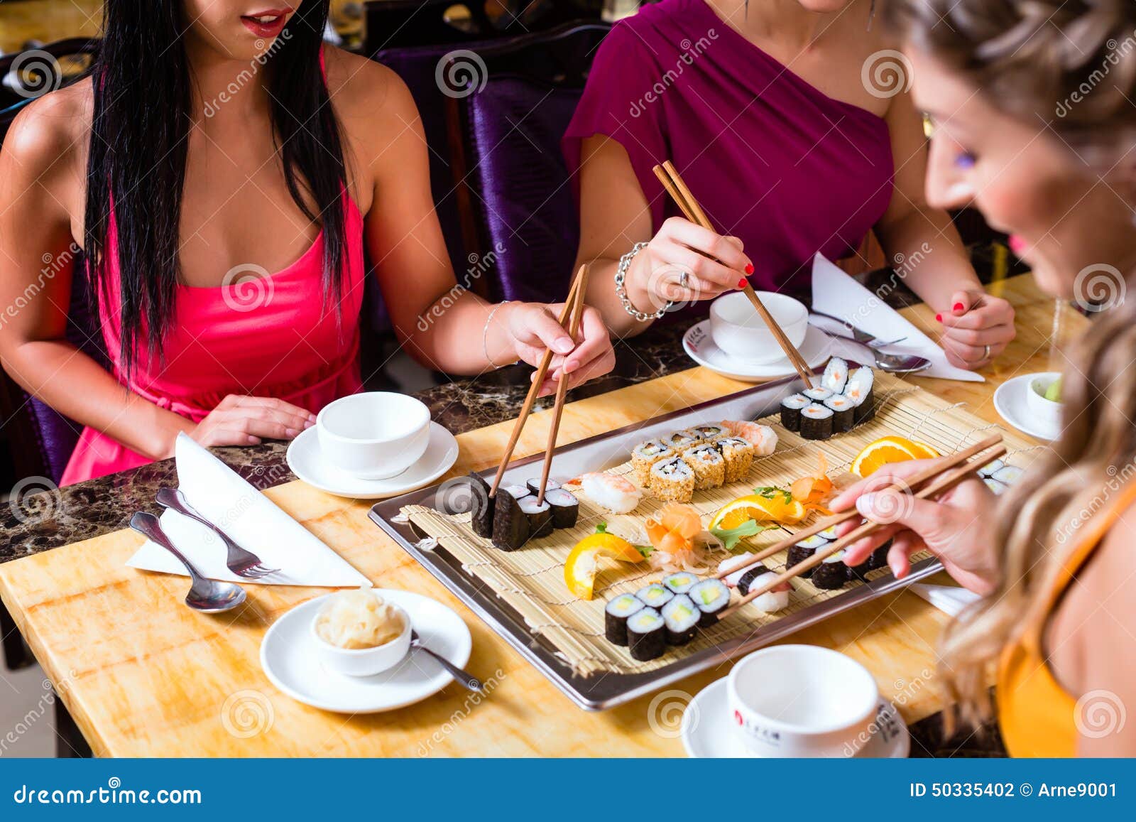 Mensen Die Sushi in Aziatisch Restaurant Eten Stock Foto - Image of ...