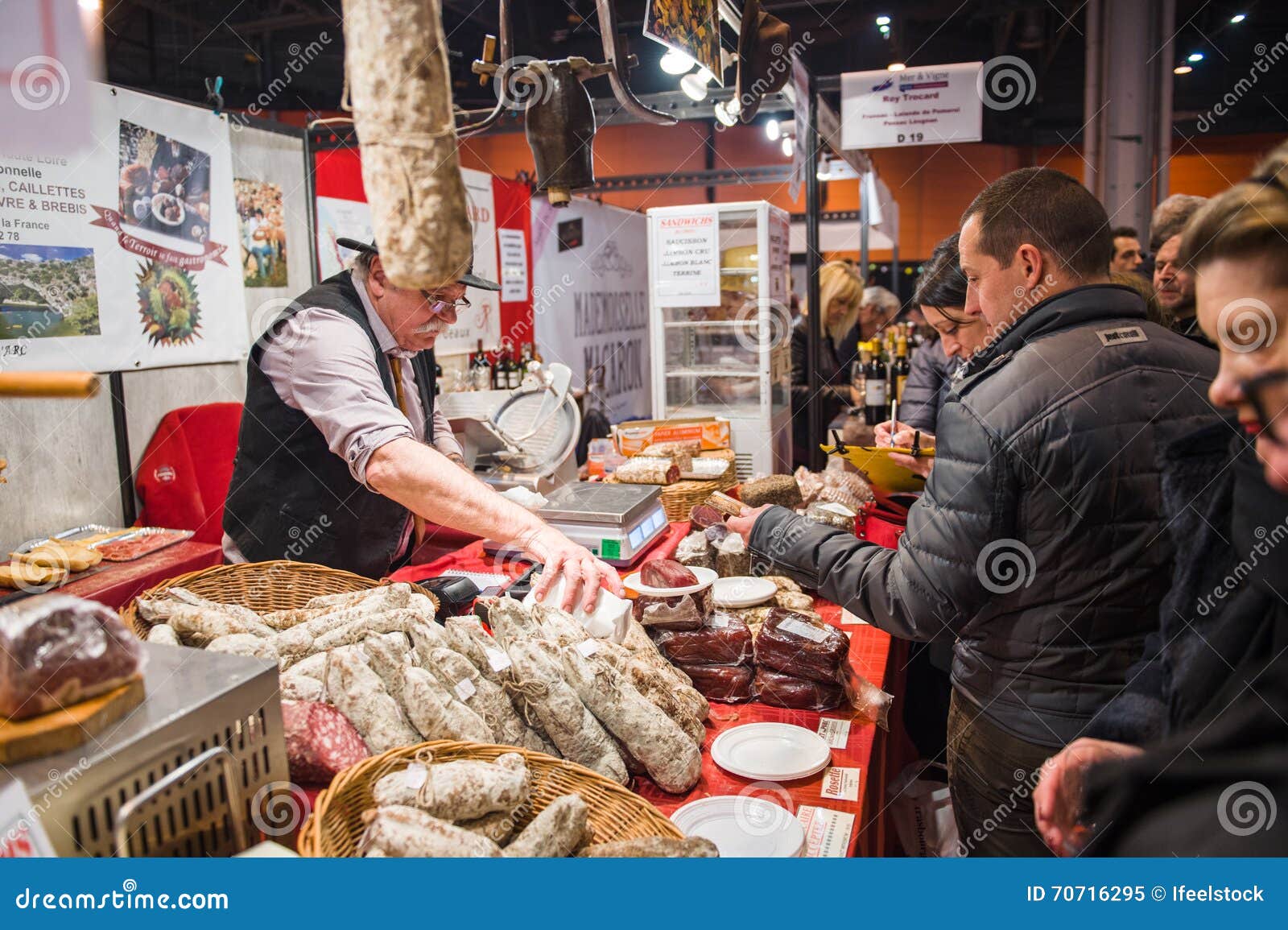 Mensen Die Vlees Kopen Van Slager Bij Markthal Redactionele Afbeelding ...