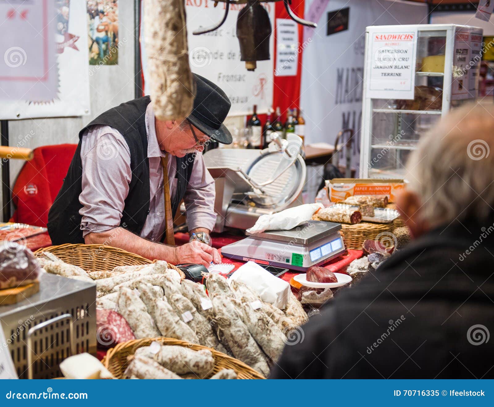 Mensen Die Vlees Kopen Van Slager Bij Markthal Redactionele Afbeelding ...