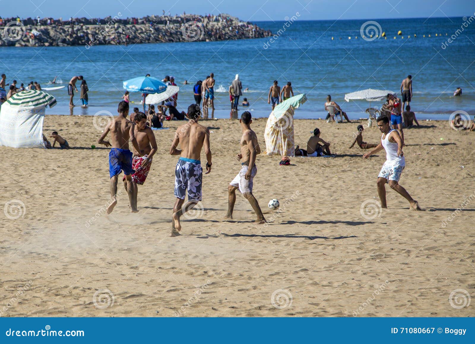 Mensen Die Voetbal Spelen Bij Het Strand Redactionele Fotografie ...