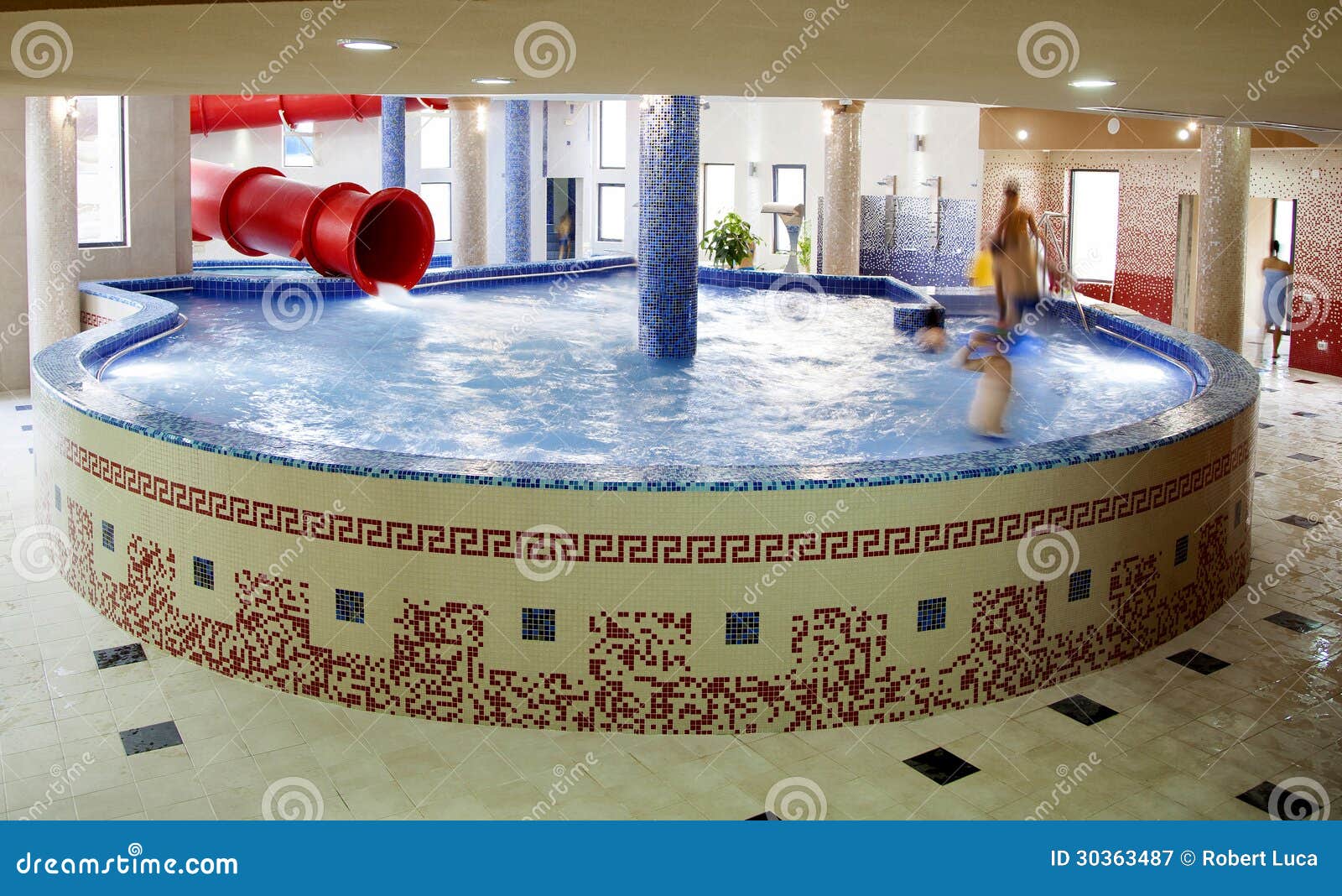 Mensen Die Water Van Dia Genieten Bij Pool Stock Afbeelding - Image of ...