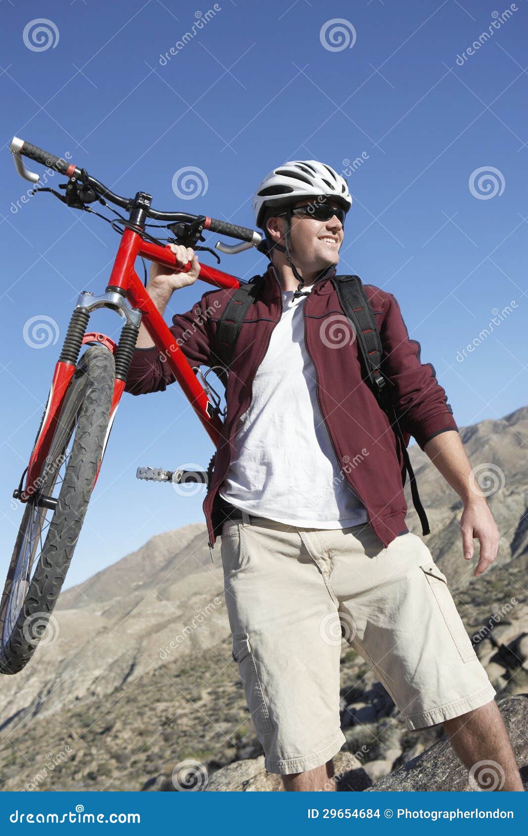 Mensen Dragende Fiets Op Schouder Stock Foto - Image of etniciteit ... Mensen Dragende Fiets Op Schouder Stock Foto - Image of etniciteit ...