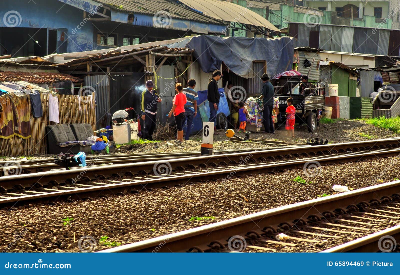 Mensen in Krottenwijk, Java, Indonesië Stock Afbeelding - Image of ...