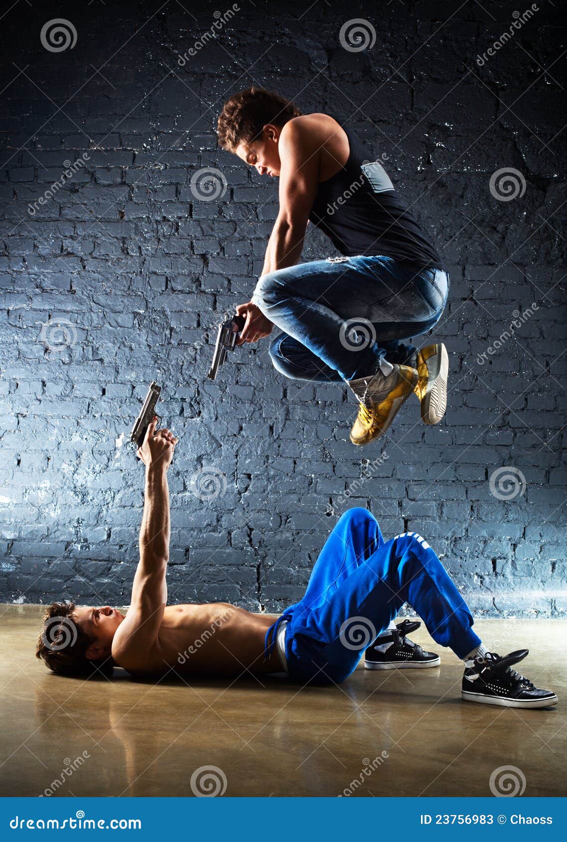 Mensen Met Kanonnen Het Vechten Stock Afbeelding - Image of duel, spier ...